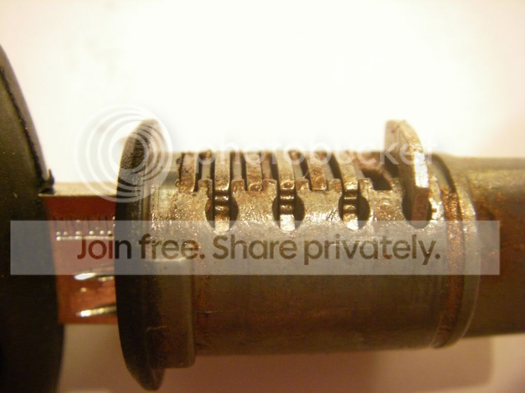 How to remove this lock cylinder : r/lockpicking